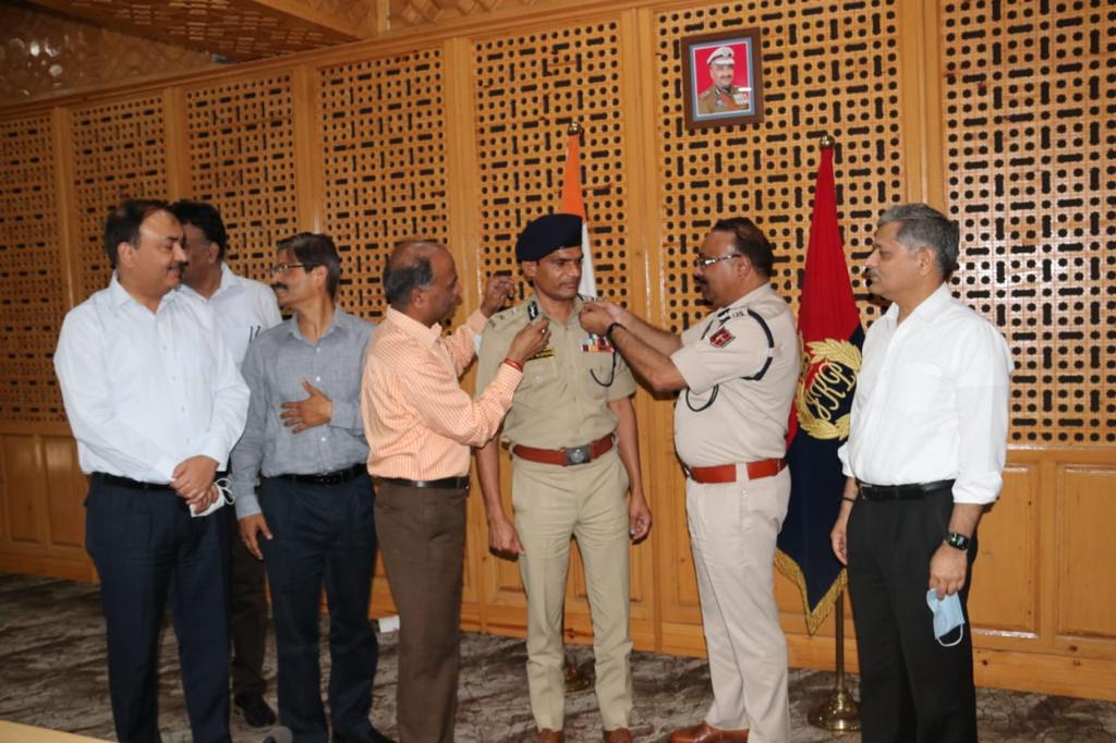 DGP J&K decorates Shri Vijay Kumar and Shri Alok Kumar with the ADGP ...
