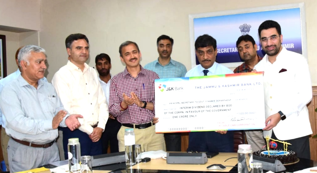 JKCCC presents dividend cheque of ₹ 1.0 Cr to CS | Asian Mail