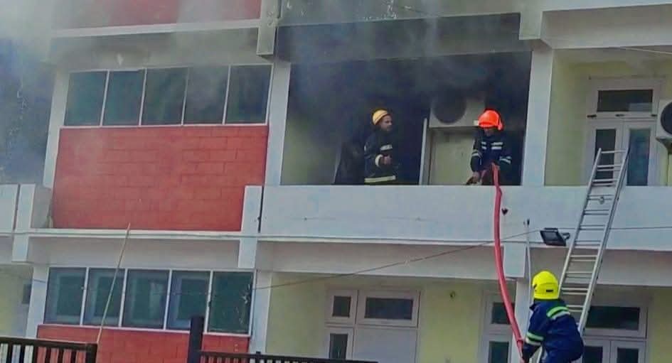 Fire engulfs MLA Hostel in Sgr, F&ES on Job | Asian Mail