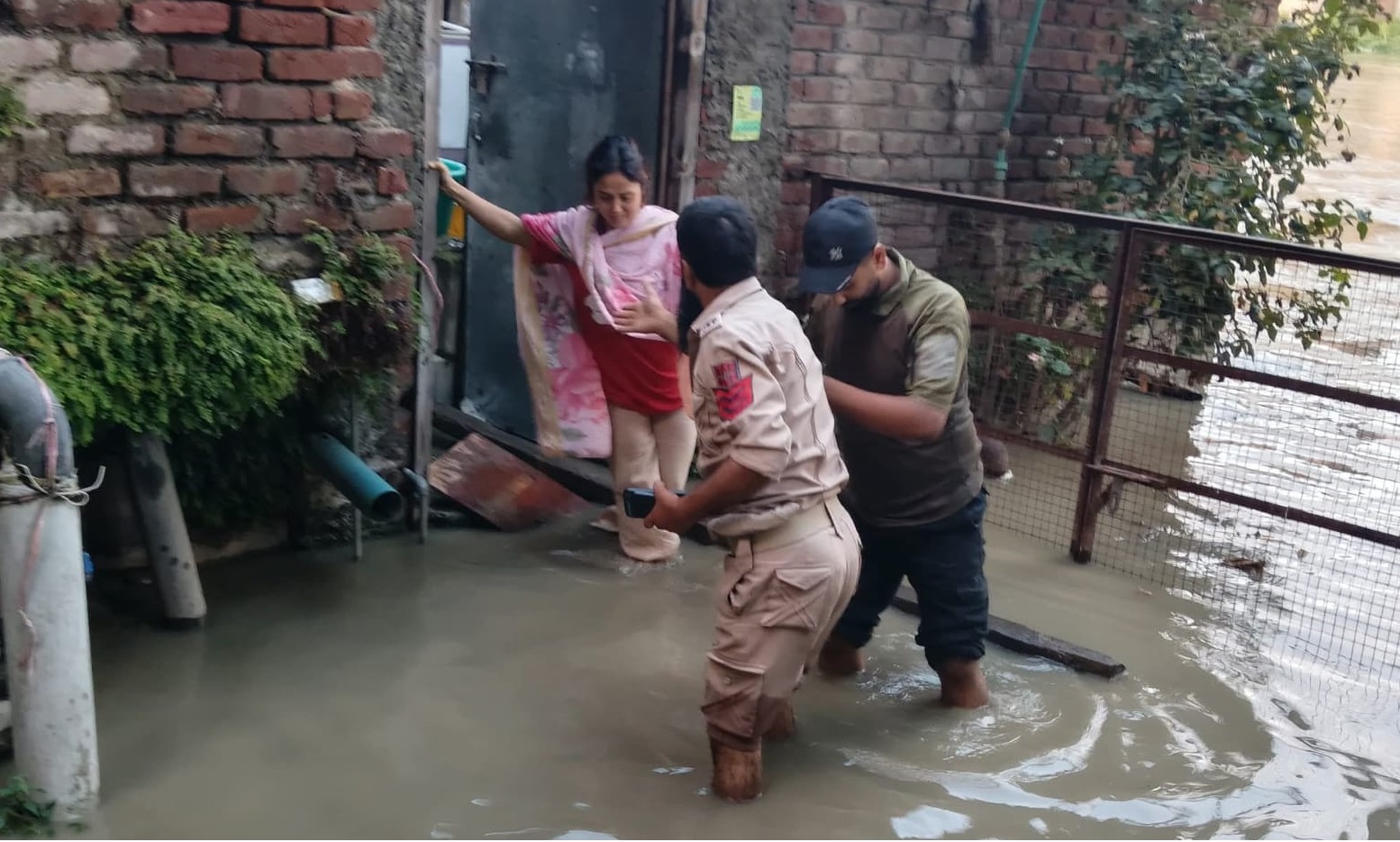 “Jhelum roared at us”: Zainpora residents recall fleeing homes at ...