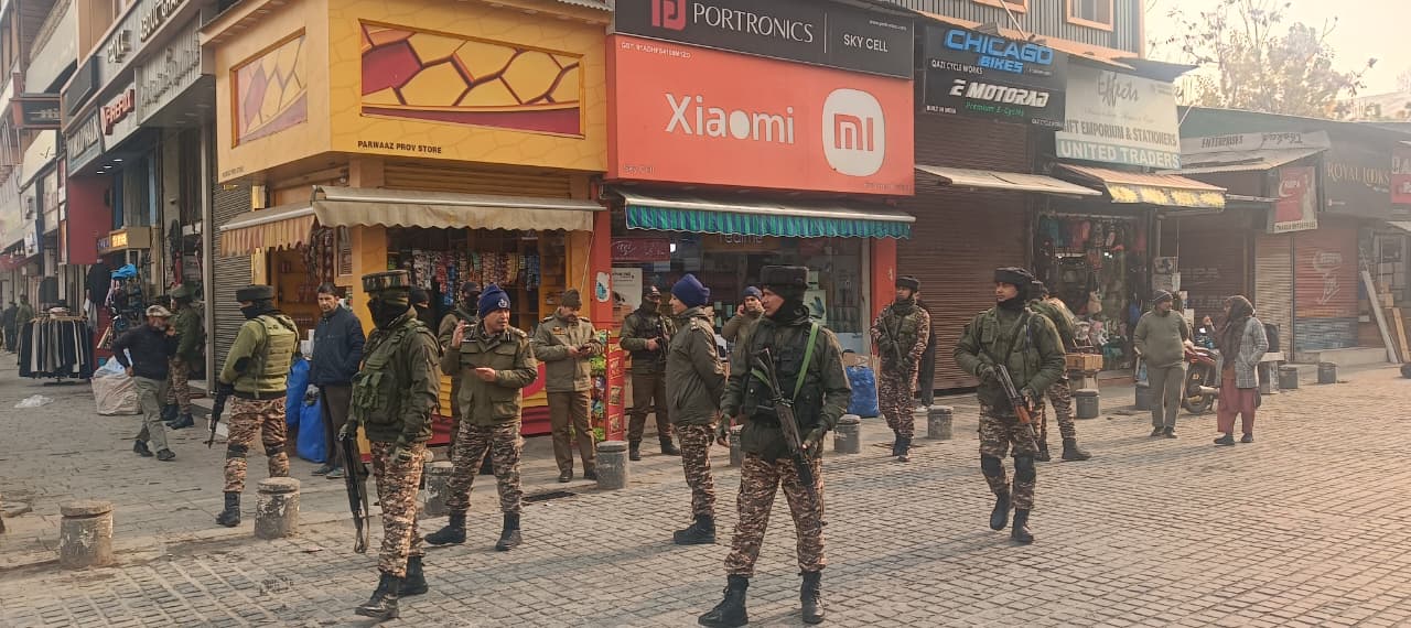 Srinagar Police, CRPF Launch CASO in Lalchowk, Conduct Surprise Hotel Checks | Asian Mail